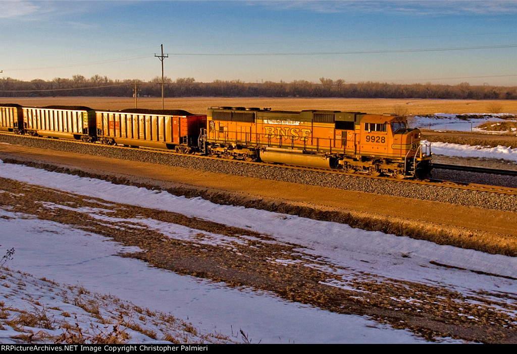 BNSF 9928 Leads C-WTMSAI-01